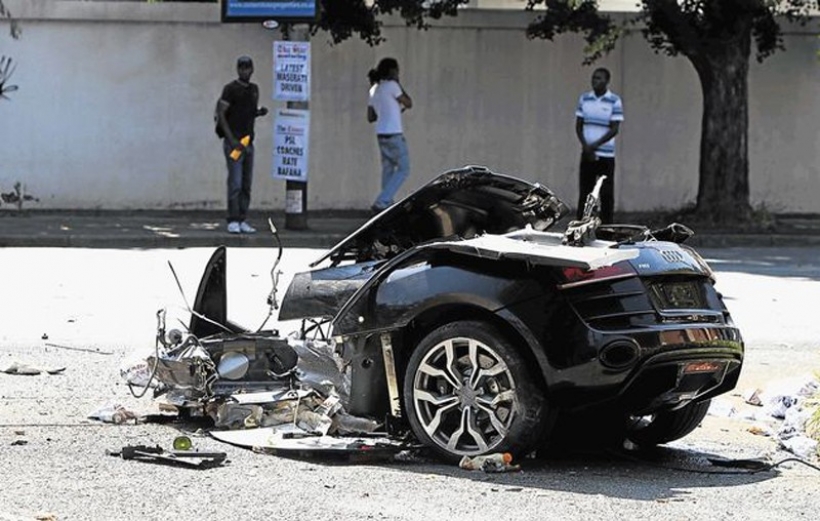 Un Audi R8 partido en dos en un extraño accidente - Motor.es