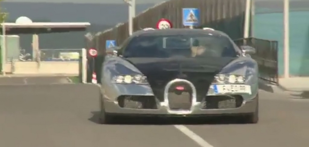 Karim Benzema llega al entrenamiento en su Bugatti Veyron - Motor.es