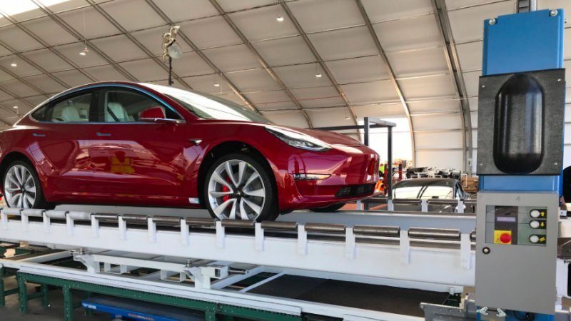 El primer Tesla Model 3 Dual-Motor Performance sale de Fremont - Motor.es