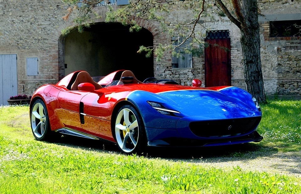 Ferrari presenta el Monza SP2 con los colores de Juan Manuel Fangio ...