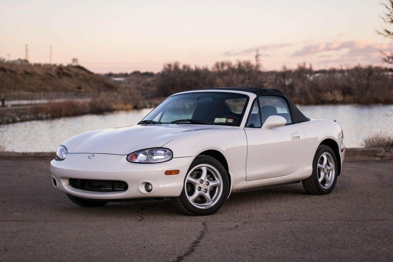 Aparece un Mazda MX-5 NB de 2000 casi a estrenar - Motor.es