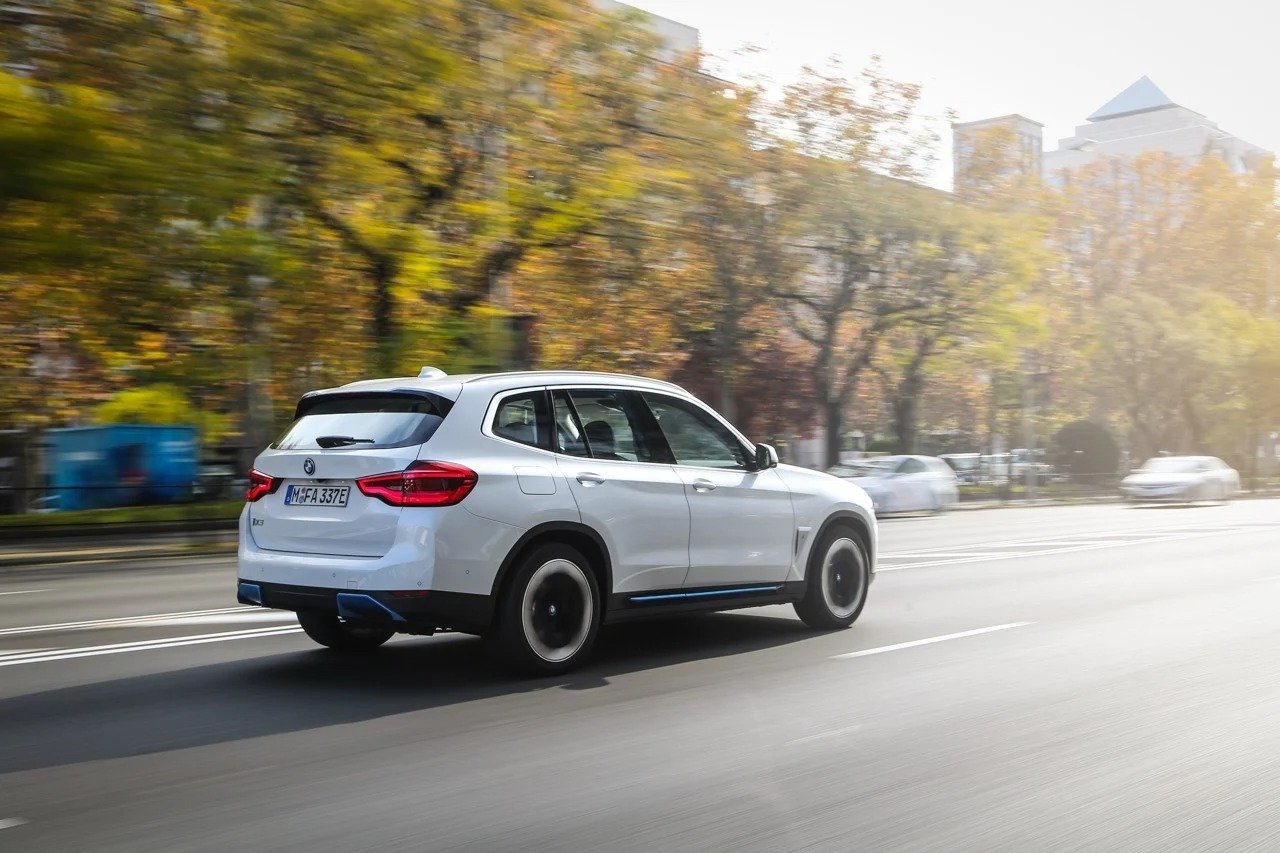 El color blanco dominó los colores de los coches en 2020 en el mundo ...